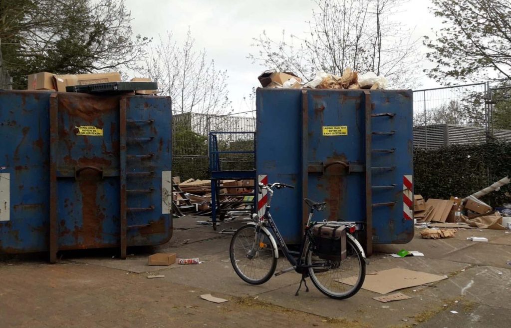 Rotzooi bij oud-papiercontainers - RTV Hattem